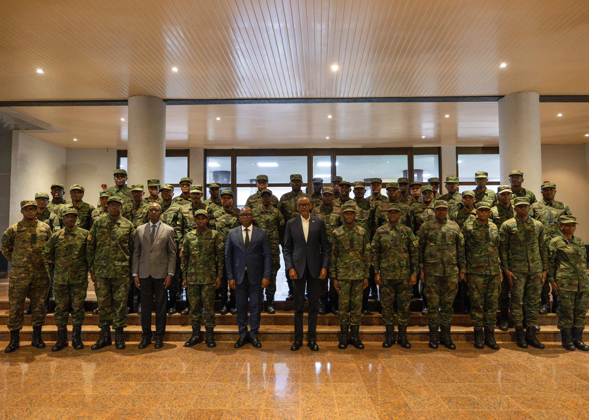 Dore uko abasirikari bazamuwe mu ntera na Perezida Kagame - Teradig News
